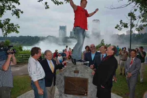 Nik Wallenda Monument Revealed | Niagara Falls Up Close
